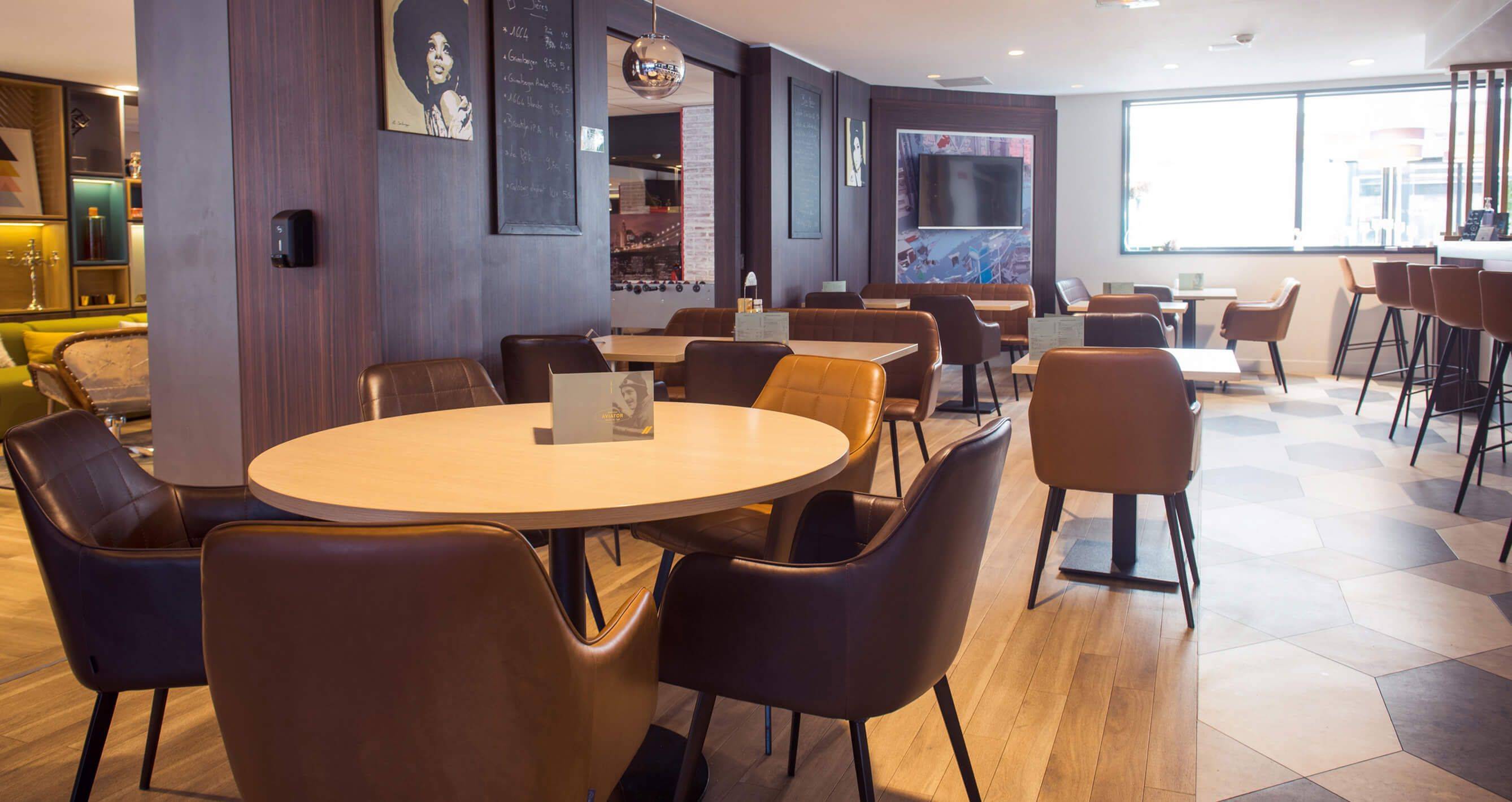 Referenz Möbel GO IN - Holiday Inn - Aviator Sports Bar